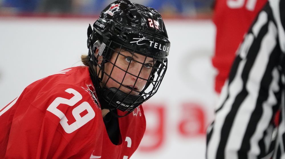 IIHF - Poulin doing better