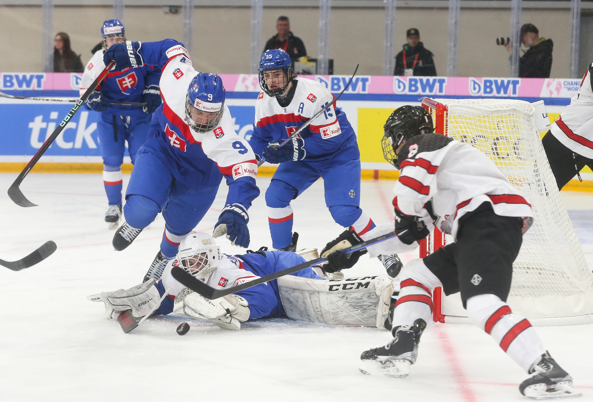 IIHF - Canadians hold off spirited Slovaks