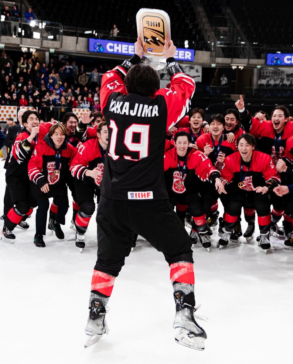 IIHF - Gallery: Team Japan celebrating