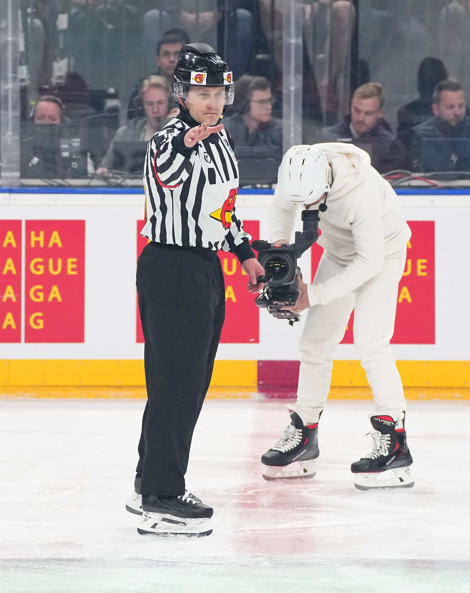 IIHF - Bedard paces Canada to win