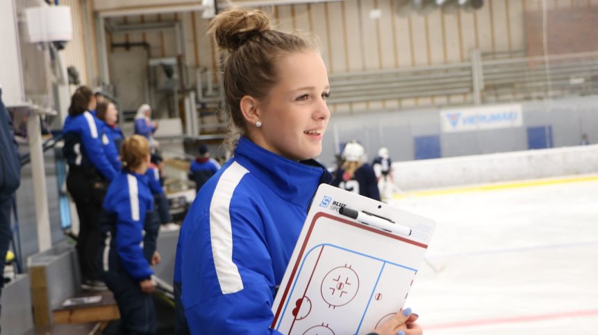IIHF - Kiss behind the bench