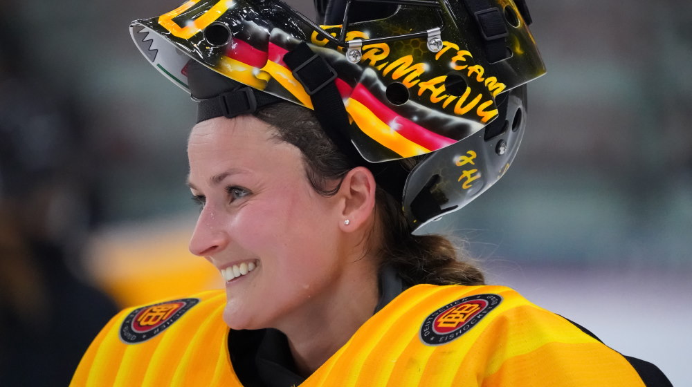 IIHF - Harss puts away the pads